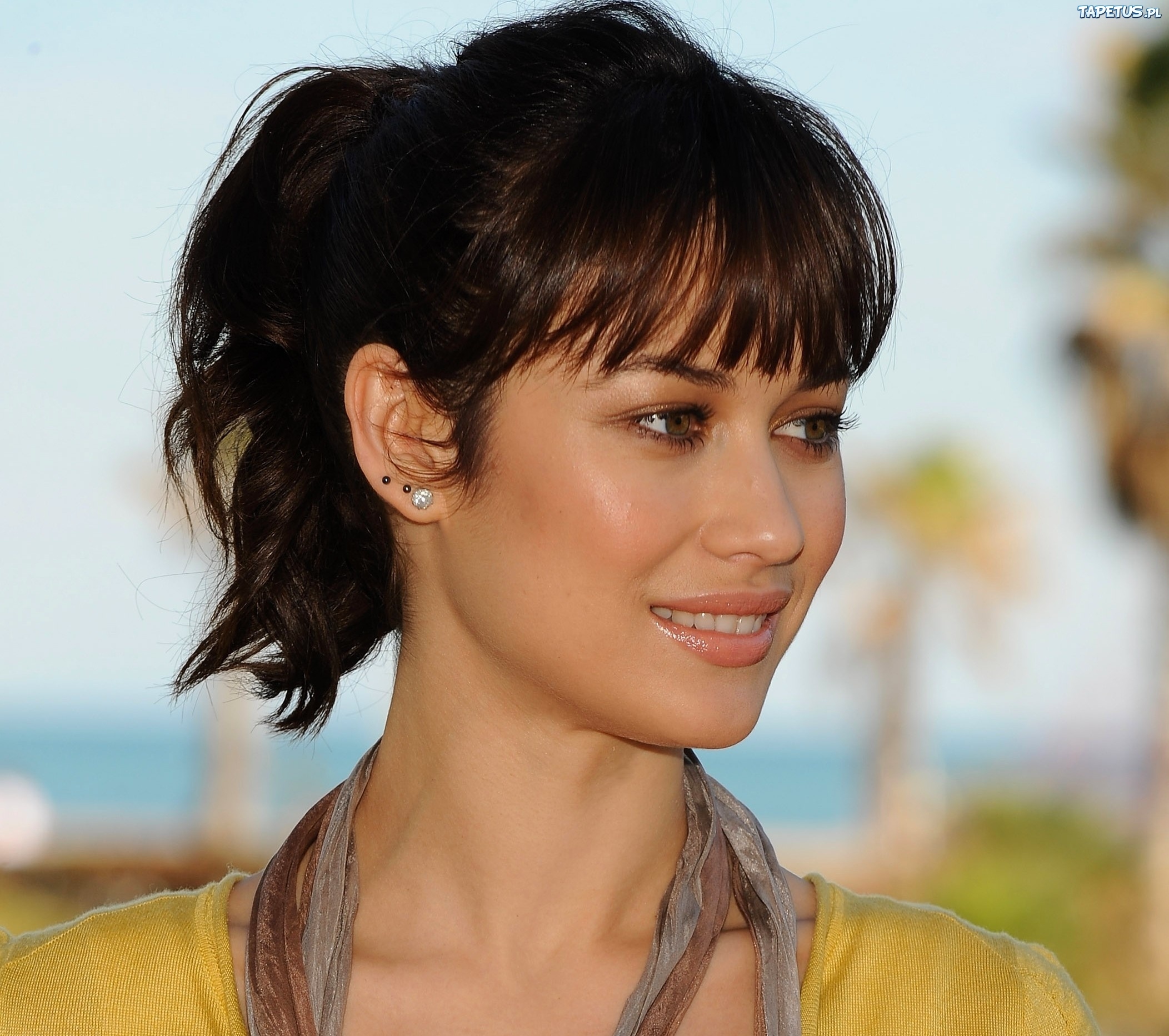 123589_urocza-olga-kurylenko-twarz-apaszka – Stanze di Cinema
